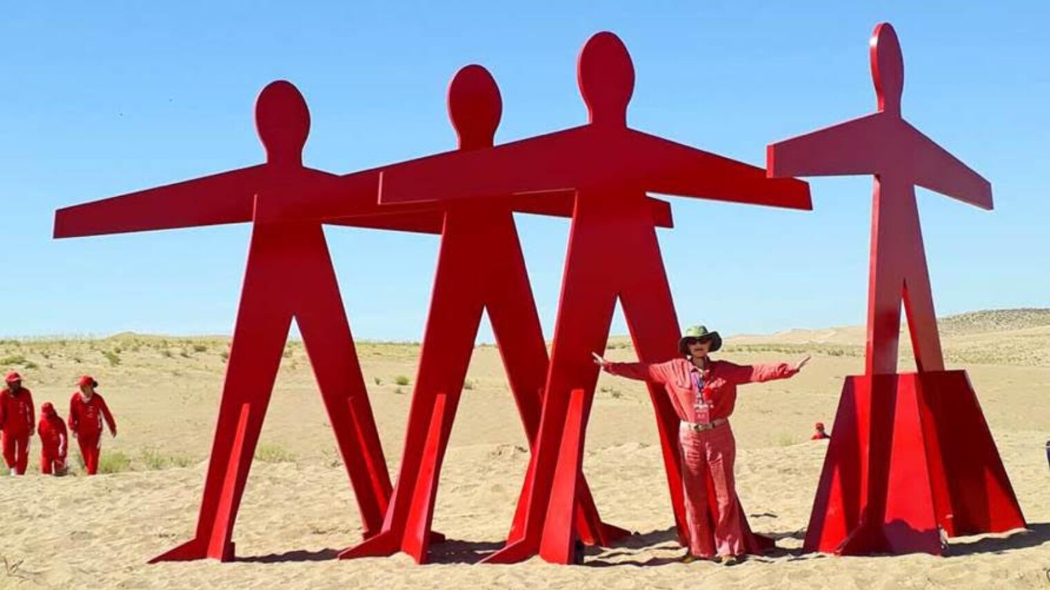 Israeli sculptress’ ‘Walking’ creation installed in China - ISRAEL21c