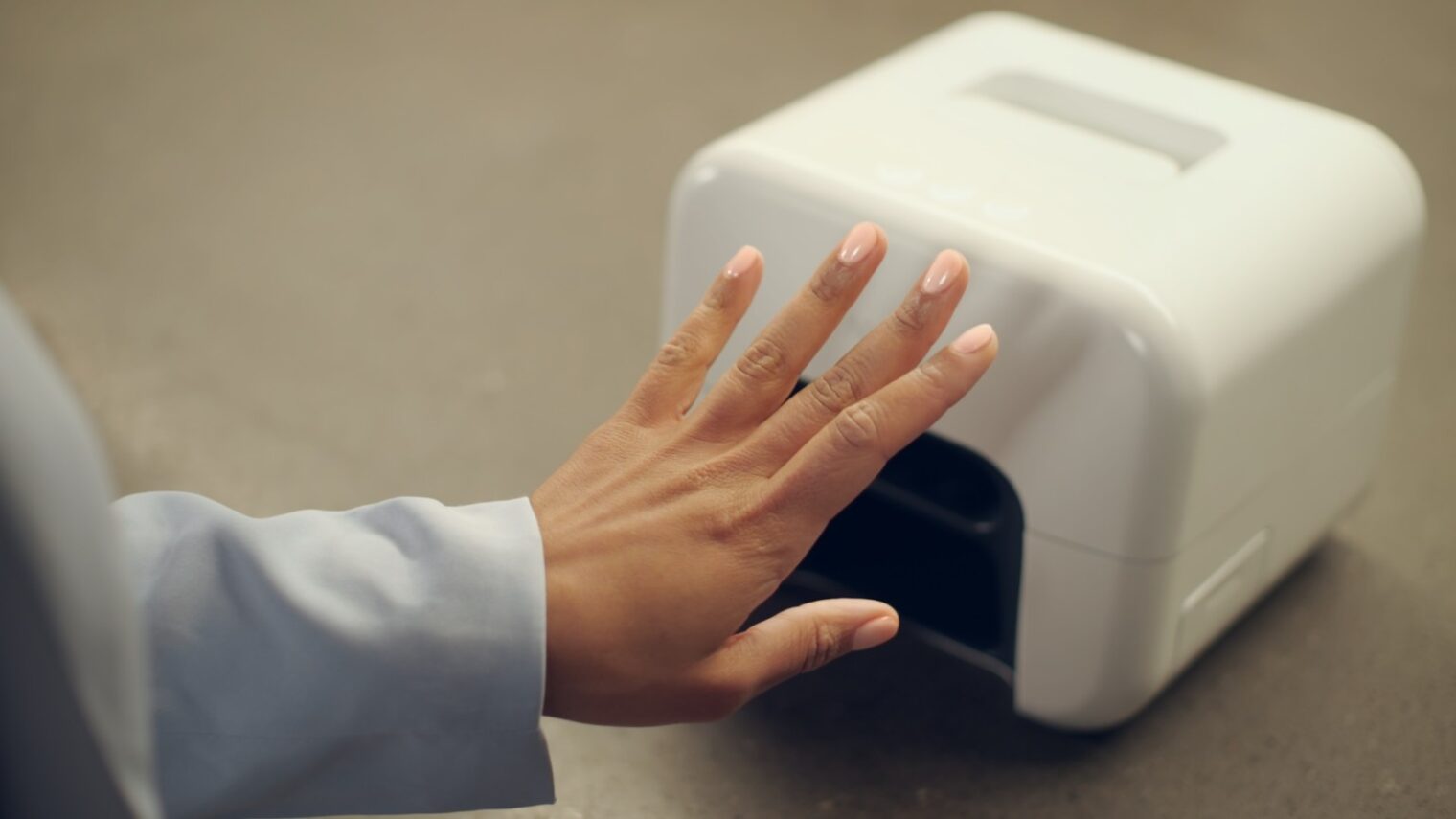 Nail polish robot paints and dries in 10 minutes per hand - ISRAEL21c