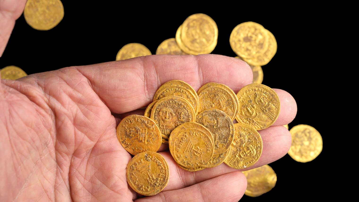44 pure gold Byzantine coins discovered in Golan Heights - ISRAEL21c